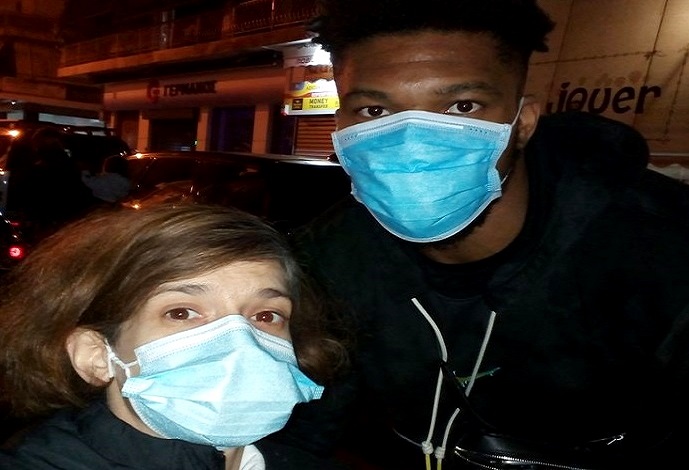 Κίνηση ανθρωπιάς από τον Γιάννη: Μοίρασε κούτες με τρόφιμα ...